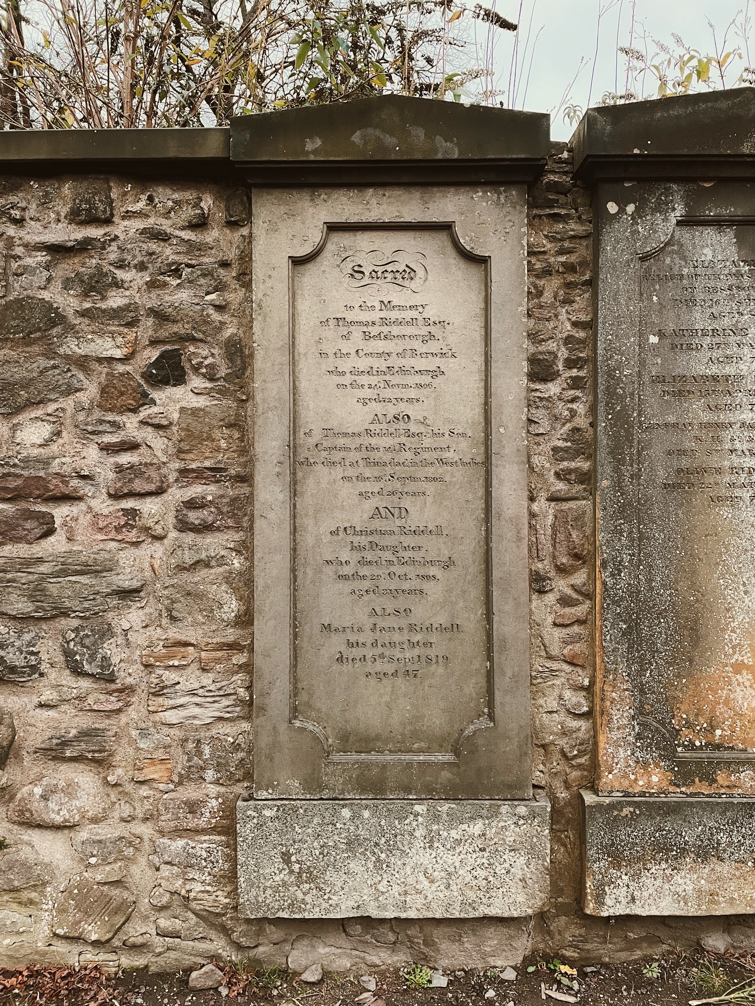 Gravestones & Streetlamps: Part IV of Our Time in Scotland – awefaring